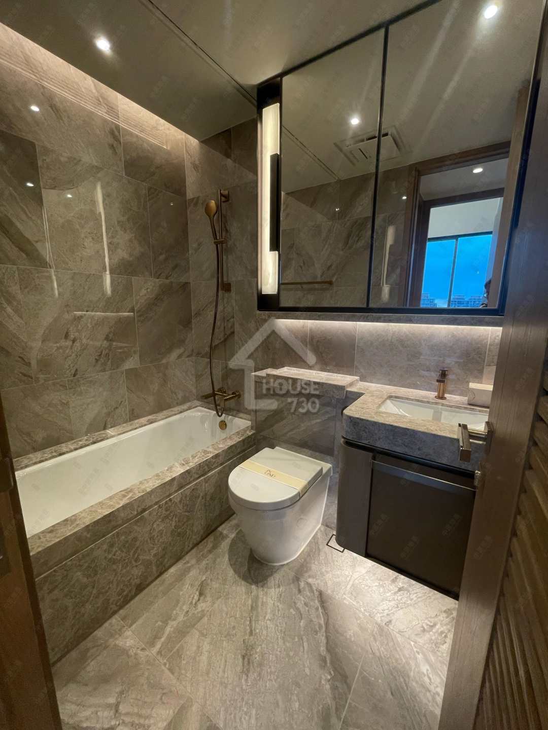 Ho Man Tin | King's Park | In One | 8513942 | Rent - House730